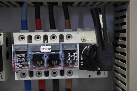 Isolating Switch For On Load Circuit Breaking By Visible Isolation Of The Contacs 022522