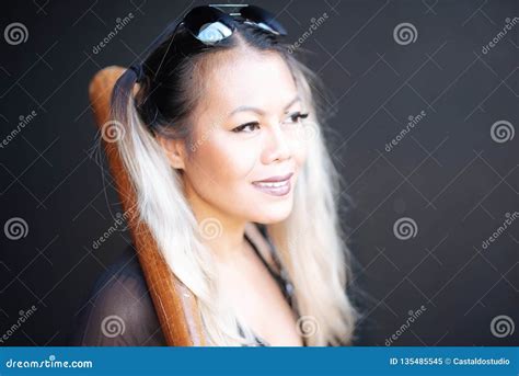 Fille Asiatique Sexy Et Heureuse Avec Un Fond Noir Image Stock Image
