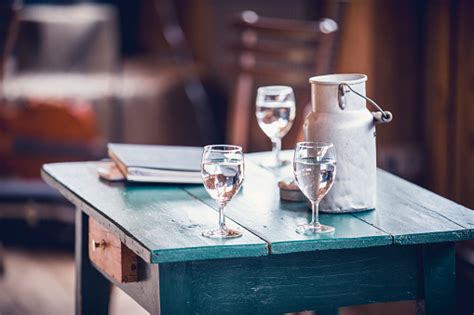 나무 테이블에 물 한 잔과 우유 주전자가 있는 우아하고 소박한 결혼식 분위기 0명에 대한 스톡 사진 및 기타 이미지 0명 가정 생활 결혼 의식 Istock