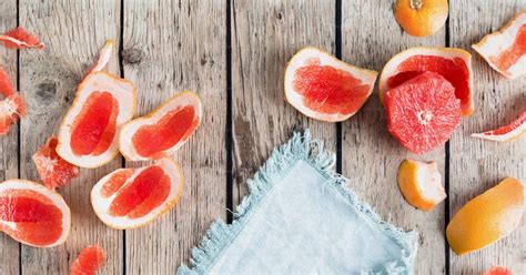 얇게 썬 자몽 접시를 들고 있는 사람 사진 Unsplash의 음식 이미지