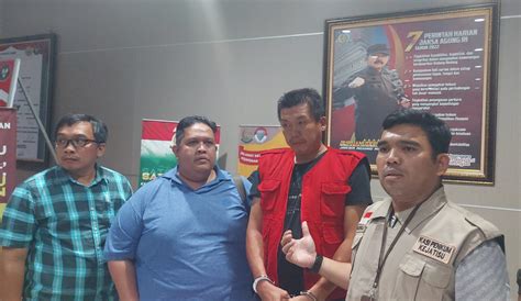 Buron 4 Tahun Chee Yu Terpidana Korupsi Rp 2 8 M Ditangkap Tim Tabur Di Depan Gerbang Rumahnya