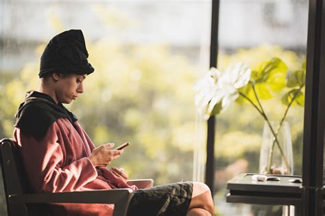 전문 미용사 스타일리스트 사람 및 헤어 패션 뷰티 살롱 개념 헤어 스타일과 헤어 케어에 대한 여성 클라이언트 Coiffure 이발소 장비 헤어 스타일리스트 작품은 여성