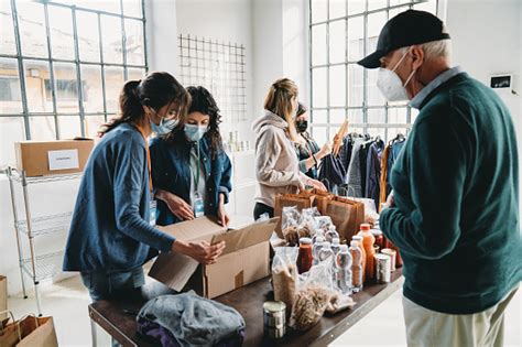 노인이 음식과 옷 둑에서 음식과 음료 상자를 복용하고 있습니다 30 34세에 대한 스톡 사진 및 기타 이미지 30 34세 30 39세 35 39세 Istock
