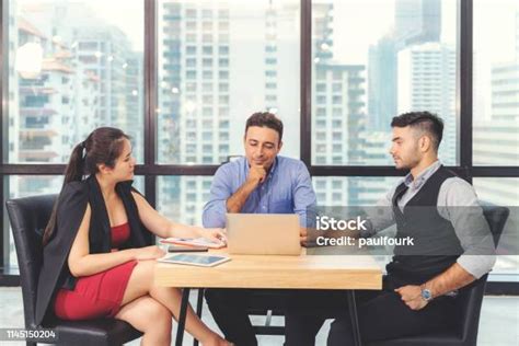 사업가 사무실에서 회의 하는 동안 회의실에서 함께 논의 남자에 대한 스톡 사진 및 기타 이미지 남자 남자 사업가 노트북 Istock