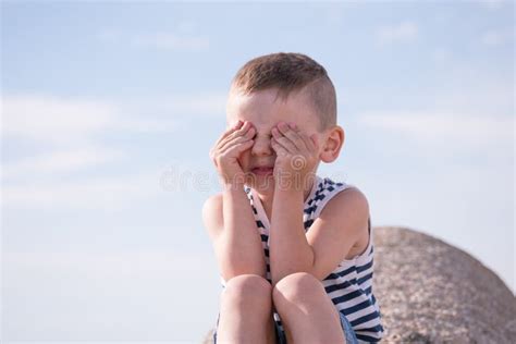 Fetter Kleiner Junge Bedeckte Sein Gesicht Weg Von Der Einspritzung Stockfoto Bild Von