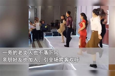儿子儿媳结婚婆婆和老丈人领众人一起跳起曳步舞，婆婆直接不穿鞋跳起来，婆婆彻底放开了