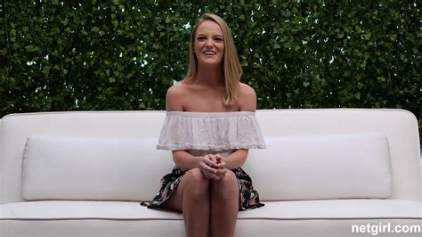 Худая Эмма с загаром показывает свою распутную сторону на порно кастинге