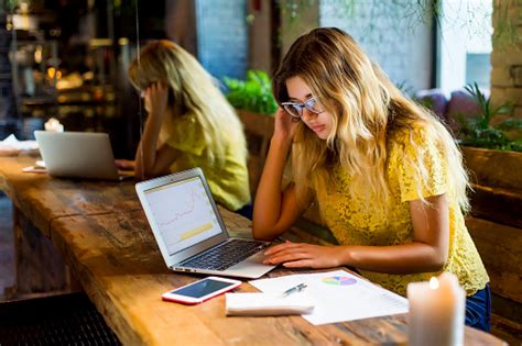 Netbook 귀여운 여자 성공적인 프리랜서 커피숍에 앉아있는 동안 랩톱 컴퓨터를 사용 하 여 작업 하는 젊은 여자 학생 2명에 대한 스톡 사진 및 기타 이미지 Istock