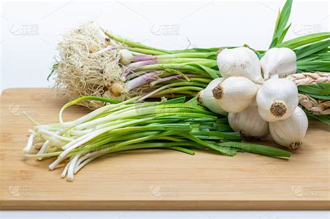 生蒜放在砧板上准备烹调