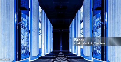 3d 렌더링은 슈퍼컴퓨터 행이 있는 데이터 센터의 대칭 공간 정보 및 컴퓨팅 기술 빅 데이터의 개념입니다 It 지원에 대한 스톡 사진 및 기타 이미지 Istock