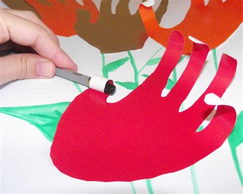 Апликация цветя от ръчички