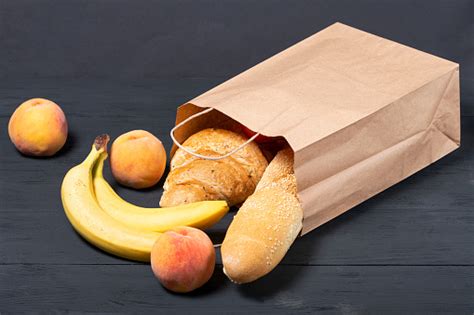 검은 나무 배경에 과일과 다양한 음식과 야채의 전체 종이 가방 재활용품의 에코 패키지 개념 0명에 대한 스톡 사진 및 기타 이미지 Istock