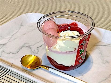 【セブン イレブン】 めちゃハピ♡いちごフェア②＜苺ソースとレアチーズのももいろパフェ＞ Ikuikuの愉しみ