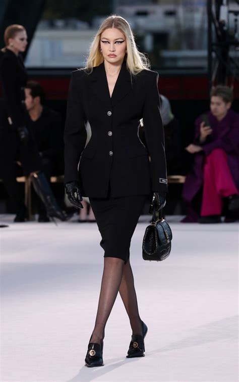 Gigi Hadid On The Runway Photos Of Her Looks Hollywood Life