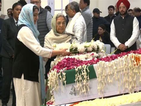 Manmohan Singhs Wife Daughter Pay Last Respects At Aicc Headquarters