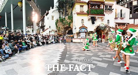 설렘 가득 크리스마스 놀이공원 찾은 시민들로 북적북적 [tf사진관] 포토 기사 더팩트