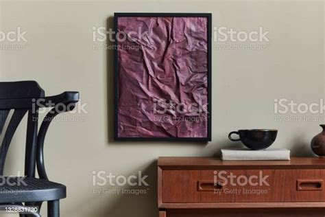 목재 모의 포스터 프레임 나무 의자 및 가정 장식의 우아한 액세서리가있는 세련되고 고급스무니티있는 인테리어 템플렛 0명에 대한 스톡 사진 및 기타 이미지 Istock