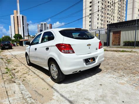 Foto Traseira Do Chevrolet Onix Joy Exibindo O Porta Malas E A Lateral Do Motorista
