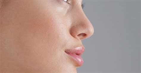 귀걸이를 한 여성의 얼굴 클로즈업 사진 Unsplash의 프로필 초상화 이미지