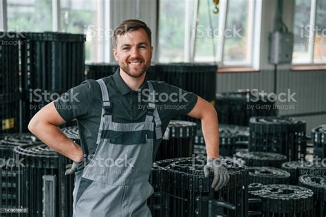 서서 웃는다 제복을 입은 남자는 농업 기술의 세부 사항을 개발하는 워크 스테이션에 있습니다 공장 산업 건물에 대한 스톡 사진 및 기타 이미지 Istock