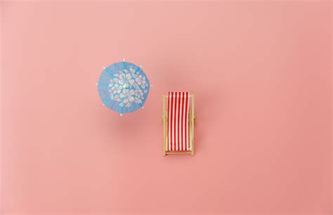 여름 휴가 배경 컨셉에 필수 액세서리의 플랫 레이 이미지 플랫 휴가 시즌에 우산과 최소한의 해변 테이블을 누워 테이블 상단보기 분홍색 종이 벽지에 여러 개체 기호 여행