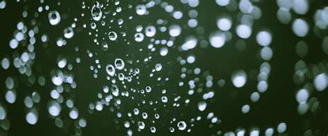 유리에 빗방울이 있는 분위기 있는 최소한의 단색 배경 비오는 물방울과 먼지 얼룩이 있는 젖은 창문이 클로즈업됩니다 빗방울이 있는 더러운 창 유리의 흐릿한 미니멀리스트 배경이