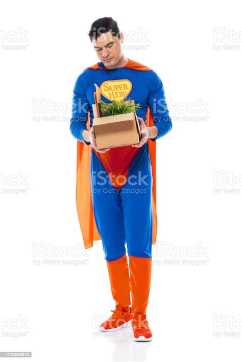 백인 젊은 남성 영웅 의상을 입고 골판지 상자를 들고 흰색 배경 앞에 서 30 34세에 대한 스톡 사진 및 기타 이미지 30 34세 검정 머리 고용과 노동 Istock