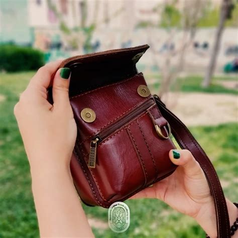 خرید و قیمت کیف چرم طبیعی اسپرت دست دوز آلا مدل ماکان سایز کوچک از غرفه