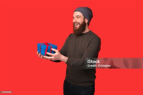 빨간 배경 위에 선물 상자를 주는 행복한 수염 힙스터 남자의 사진 상자에 대한 스톡 사진 및 기타 이미지 상자 남자 주기 Istock