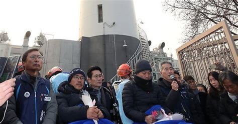 마침내 땅 밟은 파인텍 노동자 굴뚝 농성 끝
