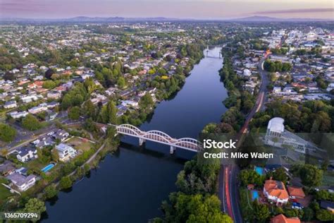 Widok Z Lotu Ptaka O Zachodzie Słońca W Hamilton City W Regionie