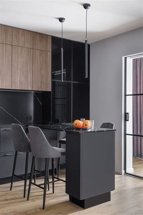 Черная кухня с барной стойкой