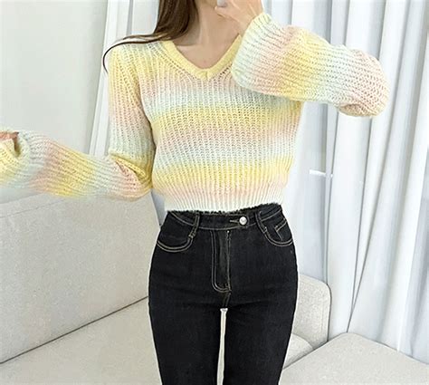 [여리핏] 그라데이션 스트라이프 크롭 브이넥 니트 에이블리