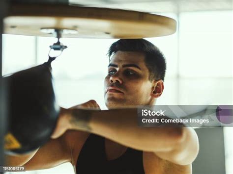 복싱 체육관에서 작은 펀칭 가방을 사용 하 여 젊은 권투 선수 연습 손 속도 드릴의 측면 보기 결심에 대한 스톡 사진 및 기타 이미지 Istock