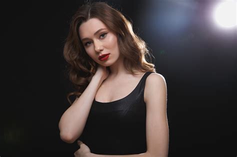 물결 모양의 머리와 빨간 입술을 가진 아름다운 여자의 초상화 갈색에 대한 스톡 사진 및 기타 이미지 갈색 갈색 머리 검은색 Istock