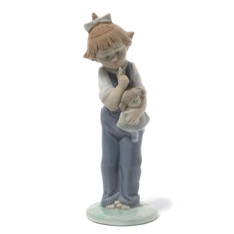 Фарфоровая фигура Девочка играет с куклой Испания фабрика Nao By Lladro купить по