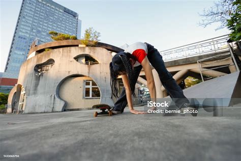 극단적 인 스케이트 보드에서 운동하기 전에 스트레칭하는 어린 소녀 스케이트보드에 대한 스톡 사진 및 기타 이미지 스케이트보드 스트레칭 Z세대 Istock