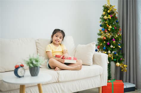 크리스마스 Xmas 겨울 컨셉 아시아 아기 어린이 소녀 선물 상자를 들고 행복 행복 쾌활 미소 집 거실의 크리스마스 트리