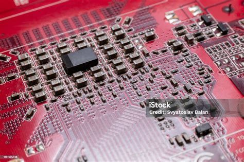 그래픽 코어 아래 비디오 카드의 뒤쪽에서 트랜지스터 적색 마이크로 회로의 매크로 촬영 현미경 도시의 개념입니다 0명에 대한 스톡 사진 및 기타 이미지 Istock