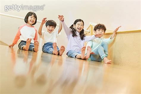 키즈카페 어린이 나이 유아교육 유치원생 유치원 행복 미끄럼틀 놀이터시설 이미지 Jv12005293 게티이미지뱅크