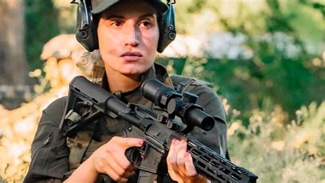 Снайперка Емеральд розповіла про погрози з прокльонами У тилу складніше ніж на фронті Афіша