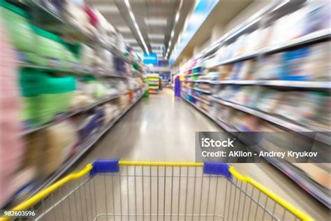 사진 진열 장 상점 식료품 장바구니의 배경에 흐리게 랙 상품으로의 긴 행입니다 검사 보기에 대한 스톡 사진 및 기타 이미지