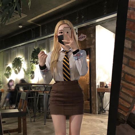 나 영 On Instagram “교복 입을 날도 얼마 안 남았네” 2024 의상 코디 여자 교복 짧은 의상