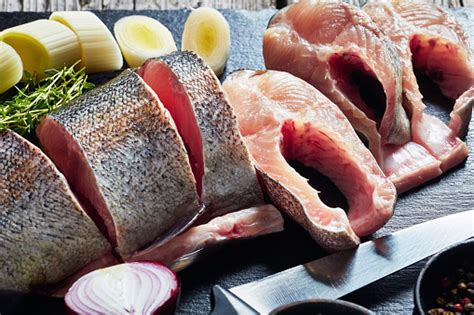 검은 돌 도마에 라임 웨지 부추 백리향 소금과 향신료와 슬라이스 원시 송어 0명에 대한 스톡 사진 및 기타 이미지 0명 건강한 식생활 검은색 Istock