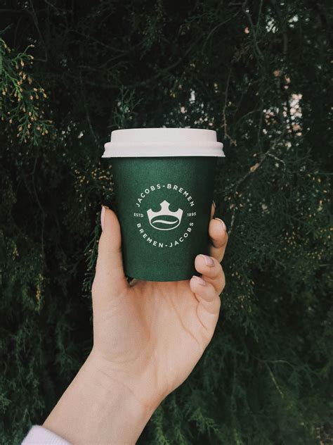 가다 고요한 꾸미다양조하다 나무 녹색 컵 녹지 따뜻한 음료 뜨거운 음료 라이프스타일 맛 맛있는 사용 후 버릴 수 있는 손 손을 잡고 컵 술을 마시다