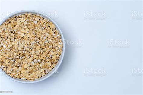 텍스트를 위한 공간이 있는 밝은 배경에 마른 오트밀로 가득 찬 그릇 0명에 대한 스톡 사진 및 기타 이미지 0명 건강관리와 의술 건강한 생활방식 Istock