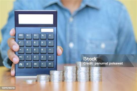 계산기와 전경에 동전의 스택을 가진 사업가 비즈니스 금융 및 성장 개념 가격에 대한 스톡 사진 및 기타 이미지 가격 개념 경제 Istock