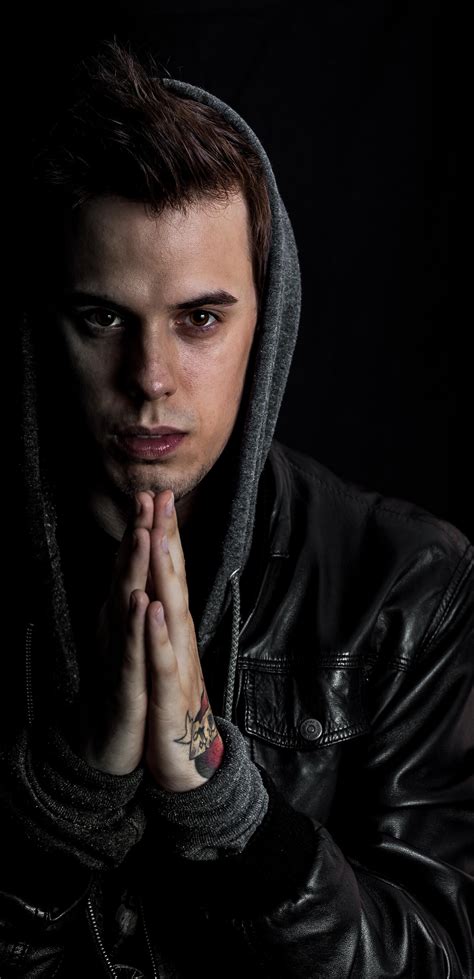 Парень в капюшоне на черном фоне · 1440x2960 Qhd бесплатная фотография от Arashilkis картинки