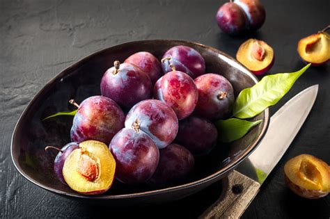 전체 신선한 레드 바이올렛 블루 자 두와 조각 식탁에 그릇에 칼으로 잘라 검은색에 대한 스톡 사진 및 기타 이미지 검은색 자두 컴포트 Istock