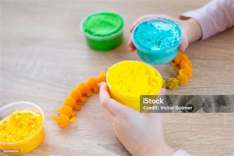 아이 소녀는 거품 점토를 형성하고 점액을 늘립니다 어린이를 위한 실습 창의적 재미와 감각 발달 소근육 운동 기술 개발 놀이를 통한 학습 감각 지각에 대한 스톡 사진 및 기타